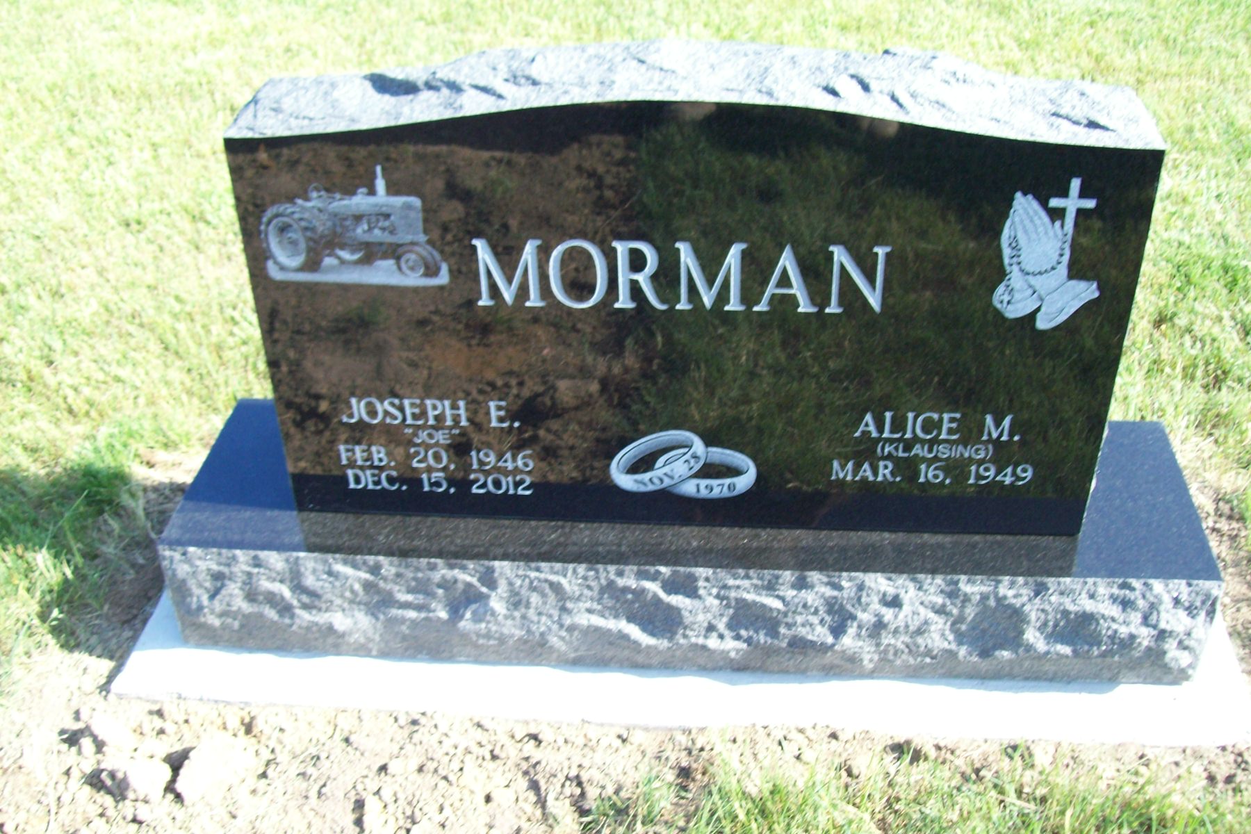 Delphos Granite Works - Standard Granite Monuments